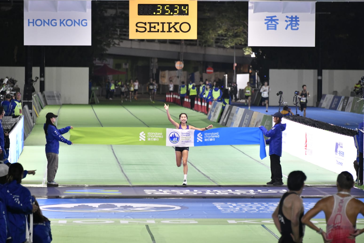 多圖丨黃尹雋及羅映潮奪渣馬全馬男女子組本地冠軍-香港商报